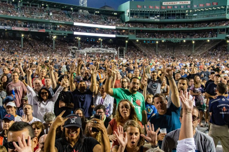 10 Epic Concert Closing Songs - Artist Waves – a voice of the artist ...